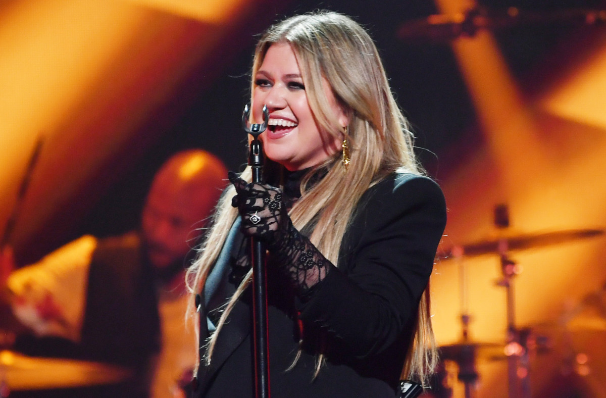 Kelly Clarkson Wows Street Performer in Las Vegas
